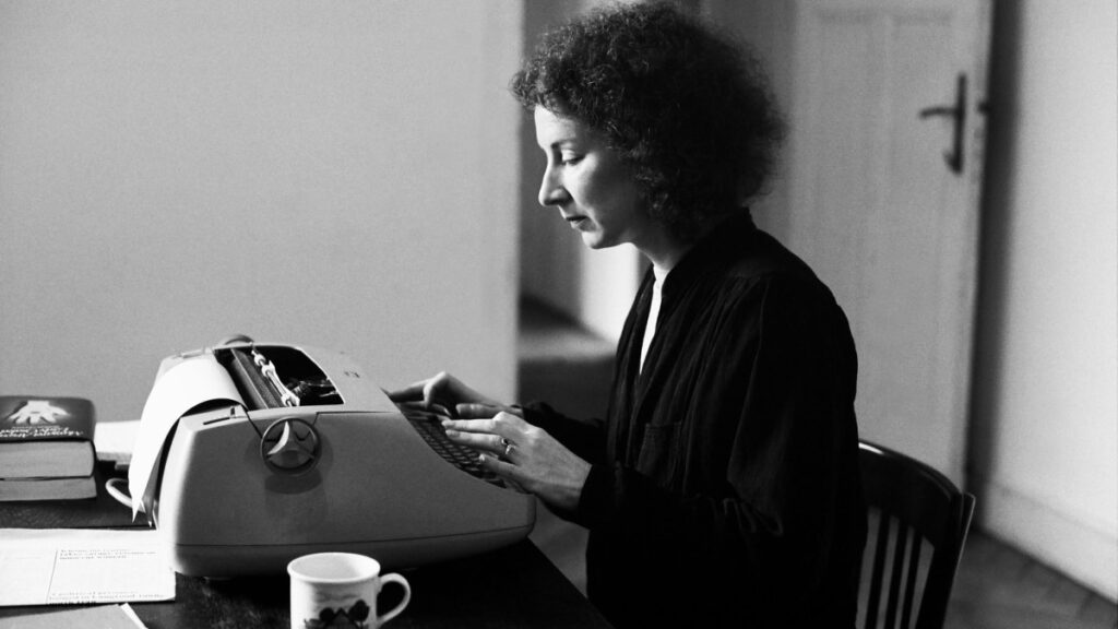 Margaret Atwood: La Maestra de la Distopía - LIBRAICA Blog